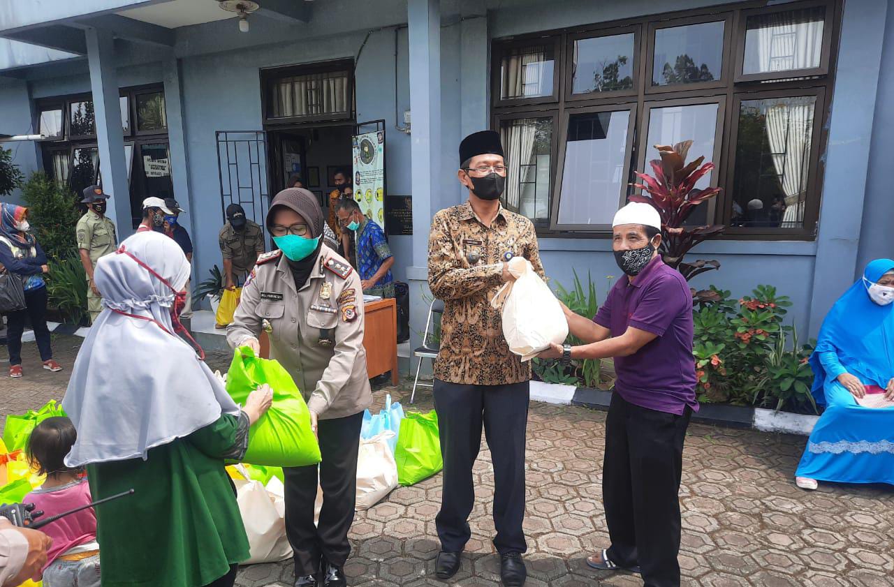 Wujud Kepedulian Polri, Polda Jabar Salurkan Paket Sembako k