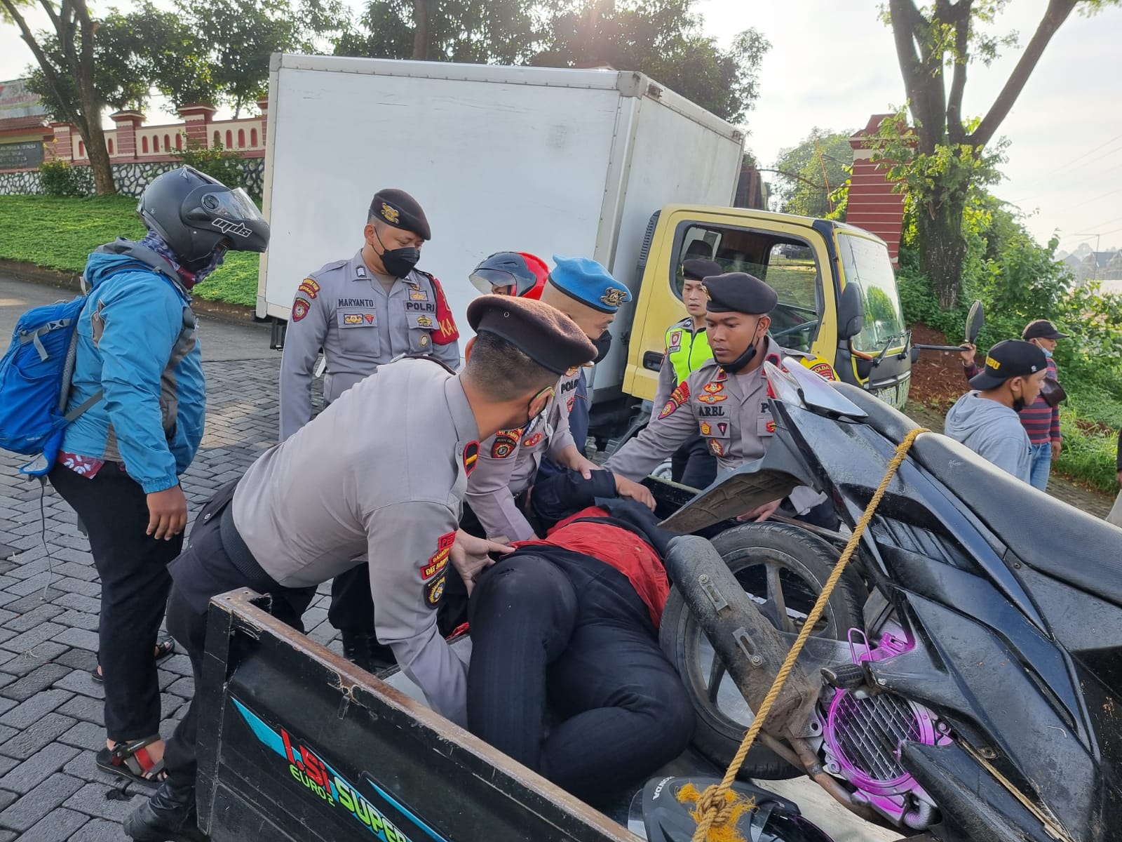 Sigap, Anggota Danton Dalmas Polda Jateng Tolong Korban Kec