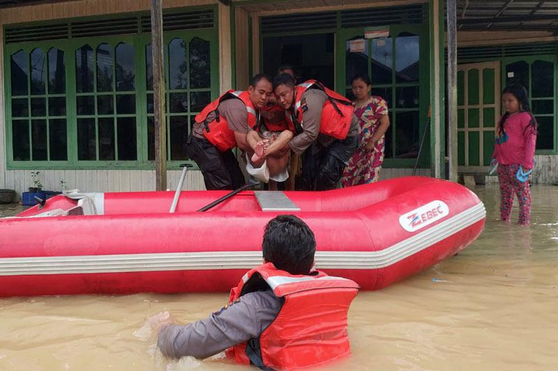 Brimob Polda Kalsel Turunkan Tim SAR Bantu Evakuasi Korban Banjir di Kalsel | TRIBRATA NEWS