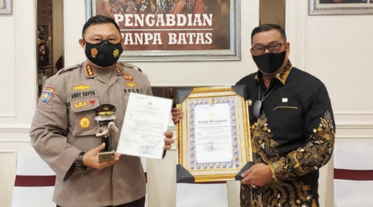 Kapolri Berikan Piagam Penghargaan Atas Penerapan PPKM Mikro