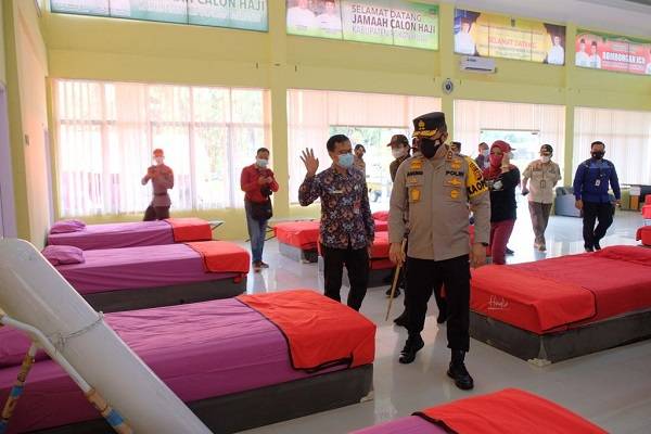 Kapolda Riau Tinjau Isoter Asrama Haji Yang Dijadikan Tempat Kapolda Riau Tinjau Isoter Asrama Haji Yang Dijadikan Tempat