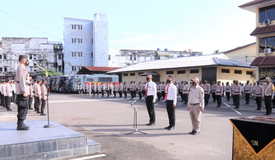 Kapolda Sumsel Berikan Piagam Penghargaan Pada 19 Personel B