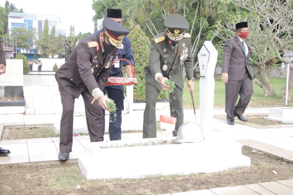 Peringati Hari Pahlawan Ke 75 Wakapolda Kaltim Ziarah Ke Ta