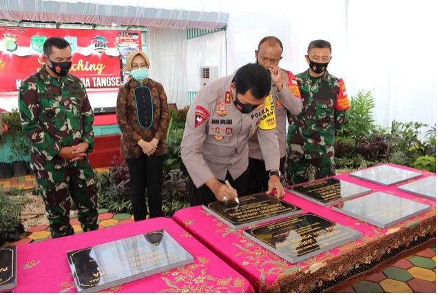 Kapolda Metro Jaya Bersama Pangdam Jaya Resmikan Kampung Ja
