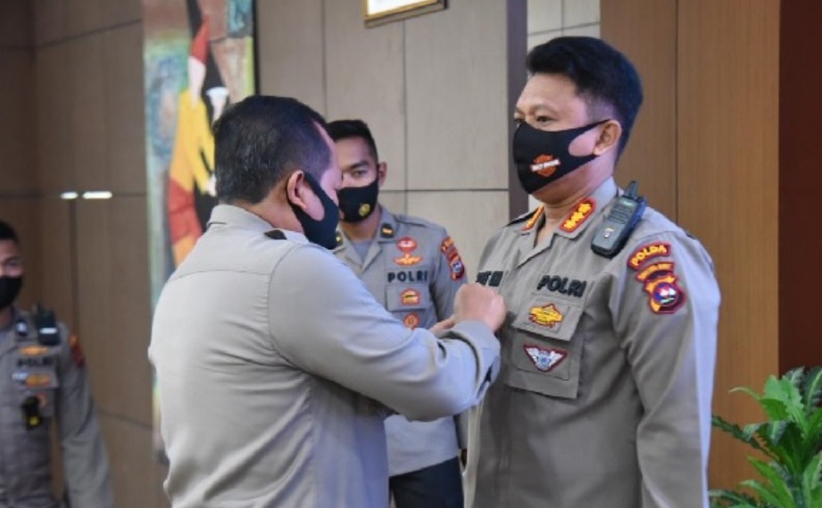 Kembali Berikan Penghargaan, Pin Emas Kapolri Disematkan Kep