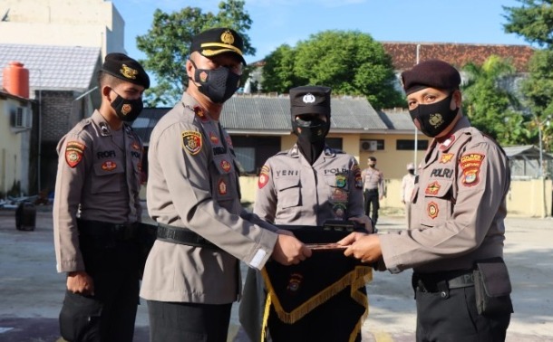 Berdedikasi Tinggi dan Berprestasi, Aiptu. Purnomo Dinobatkan Sebagai ... Berdedikasi Tinggi dan Berprestasi, Aiptu. Purnomo Dinobatkan Sebagai ...