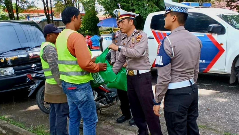 Sambut HUT Lantas ke-67, Ditlantas Polda Jambi Bagikan Ratus Sambut HUT Lantas ke-67, Ditlantas Polda Jambi Bagikan Ratus