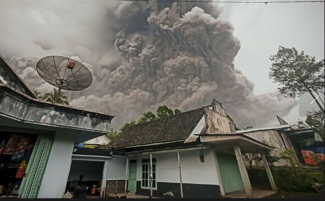 Gunung Semeru Keluarkan Awan Panas, Sebanyak 1.979 Jiwa Meng Gunung Semeru Keluarkan Awan Panas, Sebanyak 1.979 Jiwa Meng