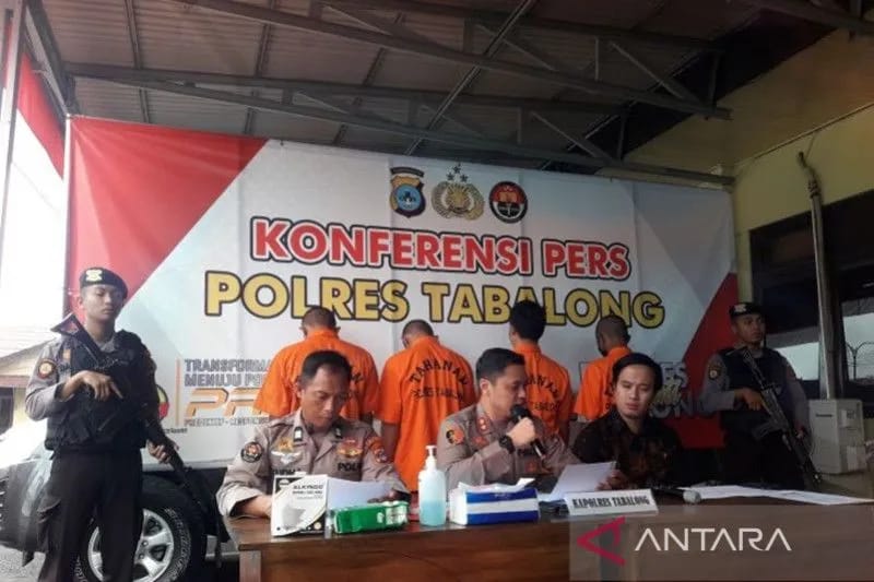 Polisi Bekuk Tersangka Korupsi Jembatan Timbang Polisi Bekuk Tersangka Korupsi Jembatan Timbang