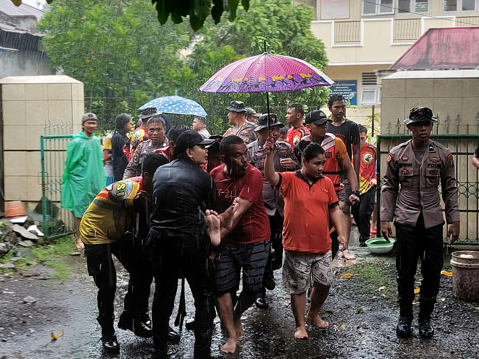 Banjir Di Manado, Brimob Polda Sulut Kerahkan 9 Tim Penanggu Banjir Di Manado, Brimob Polda Sulut Kerahkan 9 Tim Penanggu