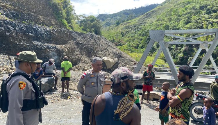 Polri Laksanakan Kegiatan Rutin Patroli Dialogis di Papua Polri Laksanakan Kegiatan Rutin Patroli Dialogis di Papua