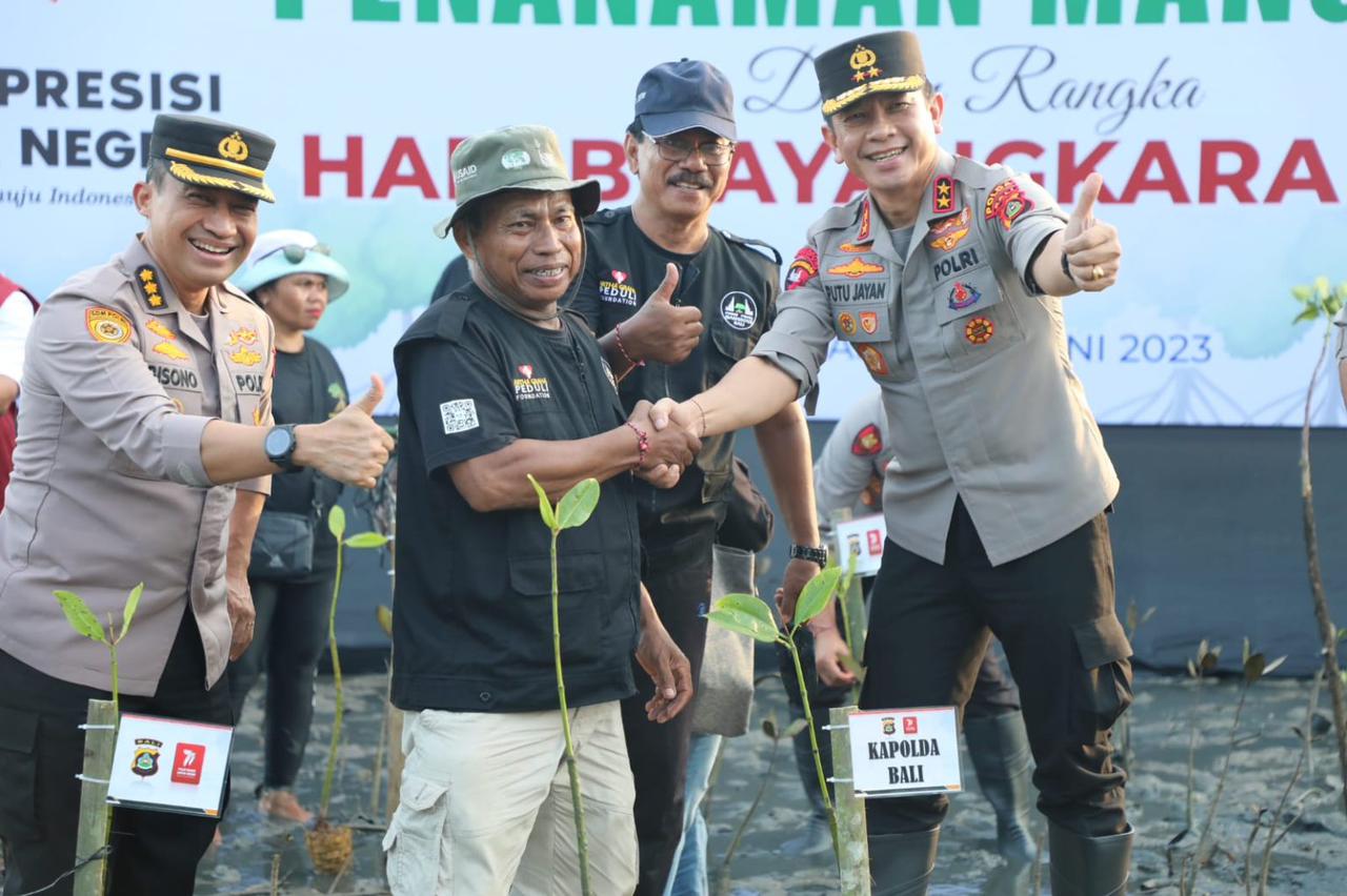 Sambut Hari Bhayangkara Ke-77, Kapolda Bali Tanam Mangrove d Sambut Hari Bhayangkara Ke-77, Kapolda Bali Tanam Mangrove d