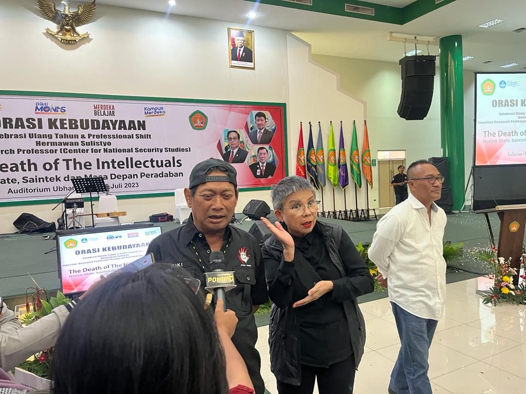 Prof. Hermawan Sulistyo Orasi Budaya di Universitas Bhayangk Prof. Hermawan Sulistyo Orasi Budaya di Universitas Bhayangk