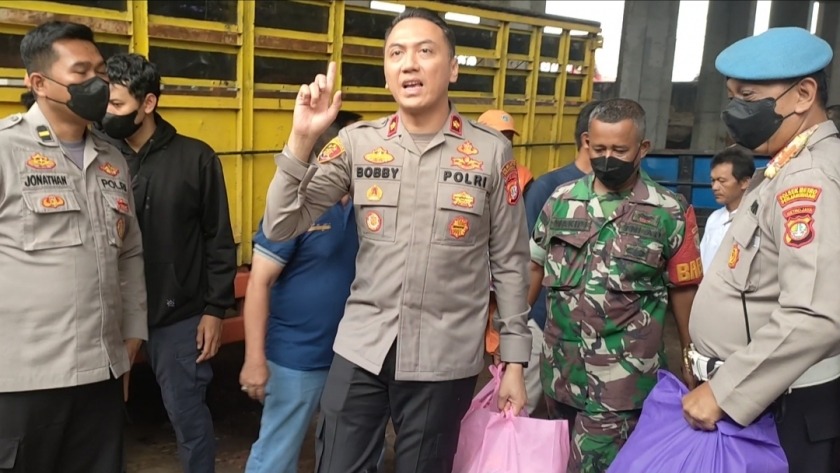 Puslabfor Mabes Polri Selidiki Penyebab Kebakaran di Kampung Puslabfor Mabes Polri Selidiki Penyebab Kebakaran di Kampung