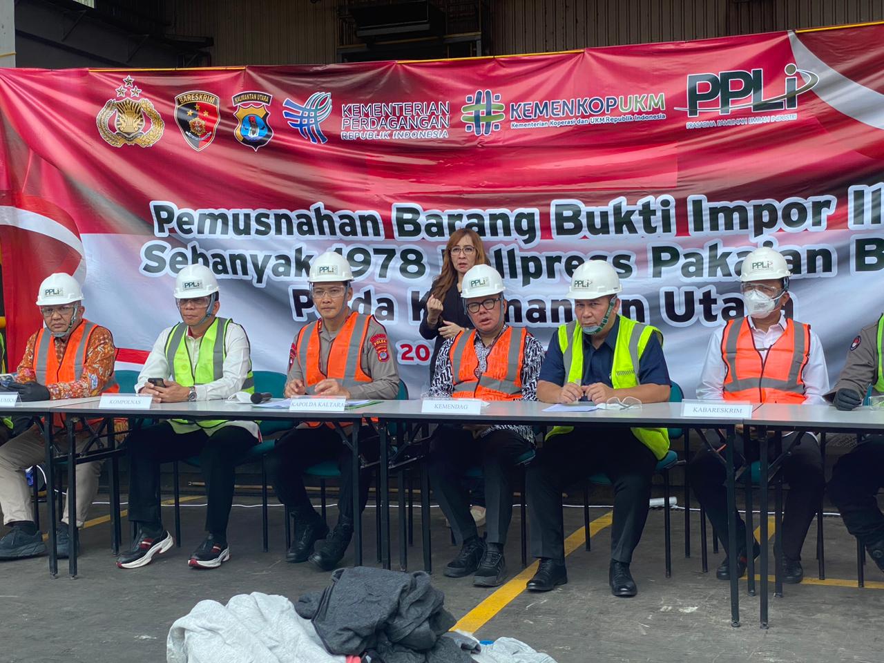 Polda Kaltara Bongkar Penyelundupan Baju Bekas Dari Malaysia Polda Kaltara Bongkar Penyelundupan Baju Bekas Dari Malaysia