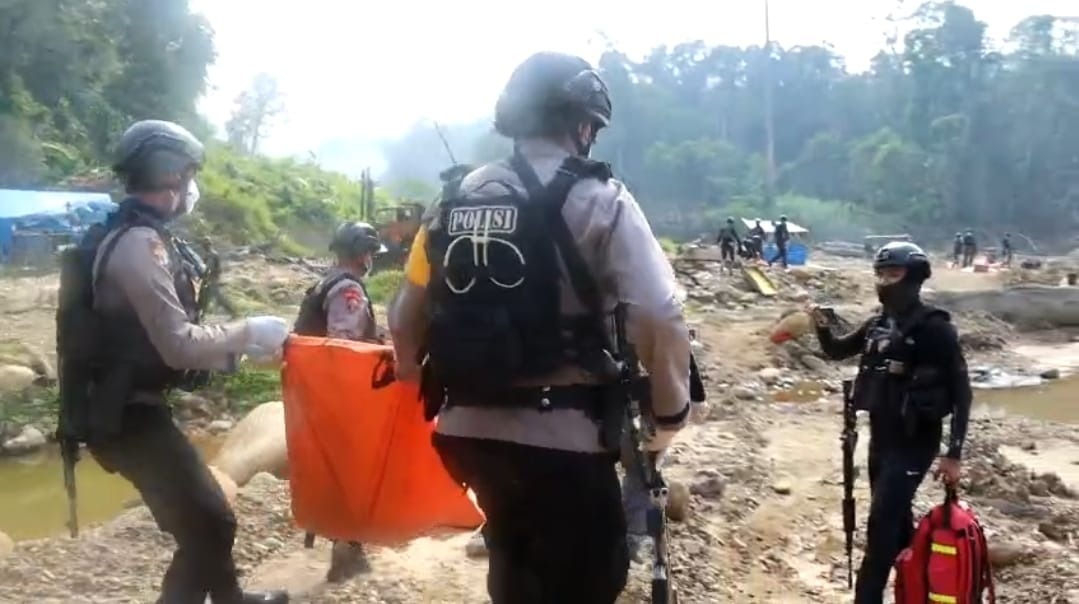 Aparat Gabungan TNI-Polri kembali menemukan 6 Jenazah Korban Aparat Gabungan TNI-Polri kembali menemukan 6 Jenazah Korban