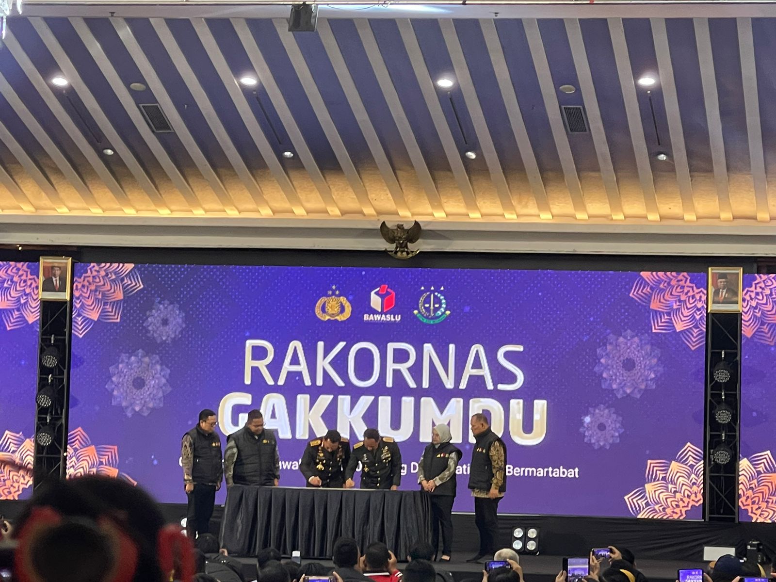 Kapolri dan Panglima TNI Tandatangani Komitmen Netralitas Da Kapolri dan Panglima TNI Tandatangani Komitmen Netralitas Da