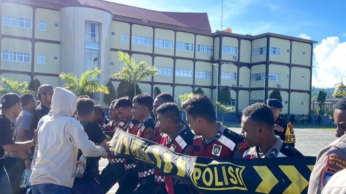 Polda Papua Barat Gelar Simulasi Sispamkota Dalam Pengamanan Polda Papua Barat Gelar Simulasi Sispamkota Dalam Pengamanan