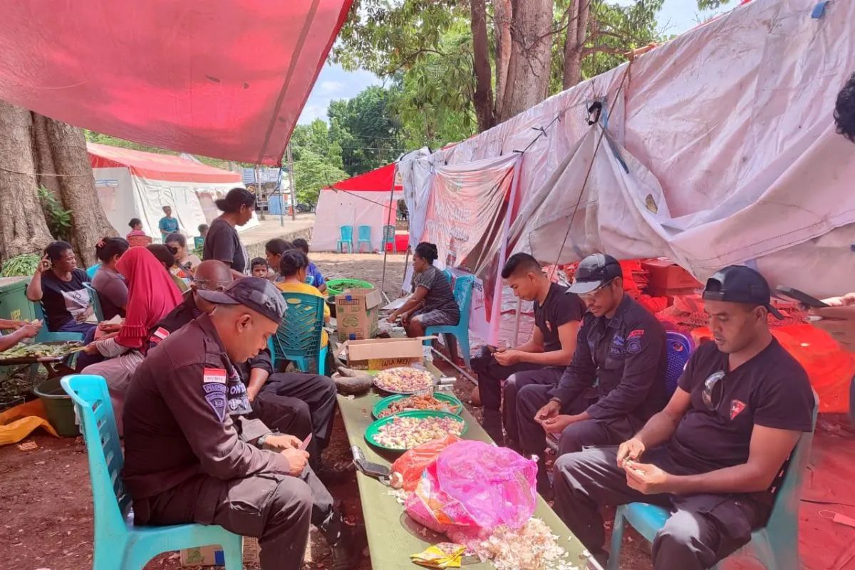 Polri Peduli, Brimob Polda NTT Dirikan Dapur umum bagi Korba Polri Peduli, Brimob Polda NTT Dirikan Dapur umum bagi Korba