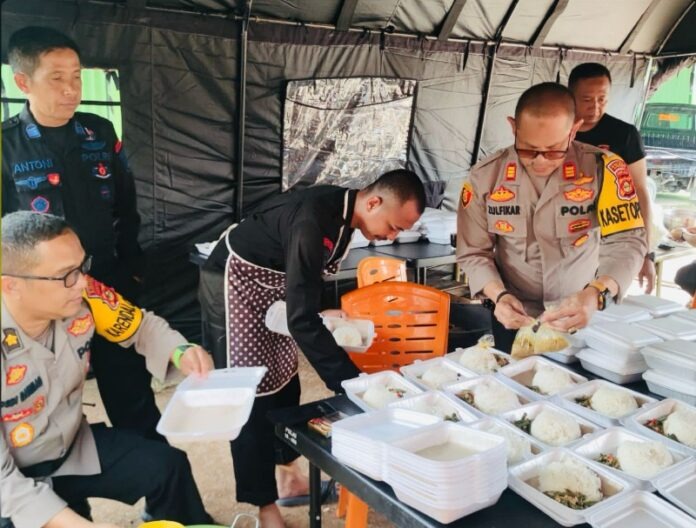 Sat Brimob Polda Sumsel Dirikan Dapur Umum Untuk Korban Banj Sat Brimob Polda Sumsel Dirikan Dapur Umum Untuk Korban Banj