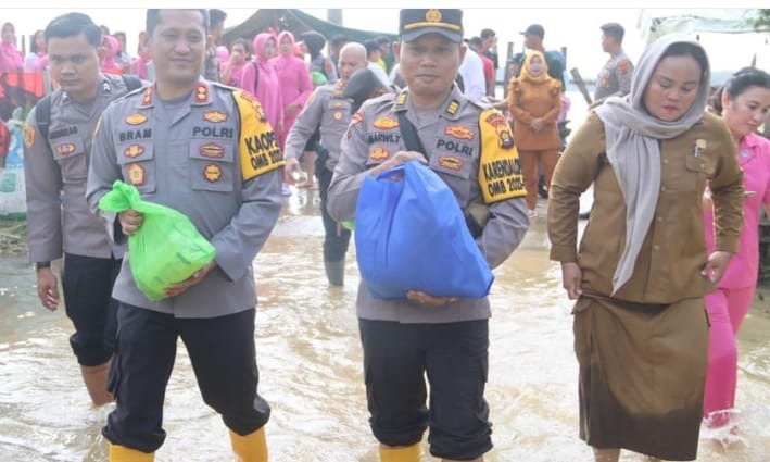 Polres Muaro Jambi Bersama Bhayangkari Salurkan Ratusan Pake
