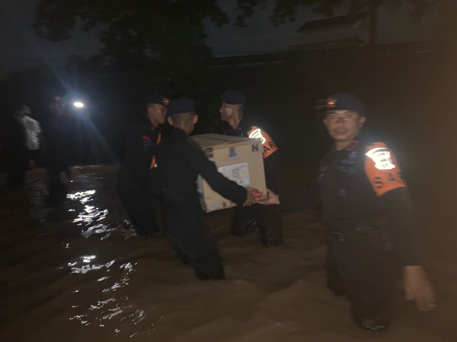 Respon Cepat, Polda Lampung Kerahkan Pasukan Brimob Bantu Ma Respon Cepat, Polda Lampung Kerahkan Pasukan Brimob Bantu Ma