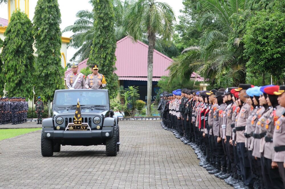 Kapolda Sulsel Pimpin Apel Gelar Pasukan Operasi Ketupat 202 Kapolda Sulsel Pimpin Apel Gelar Pasukan Operasi Ketupat 202