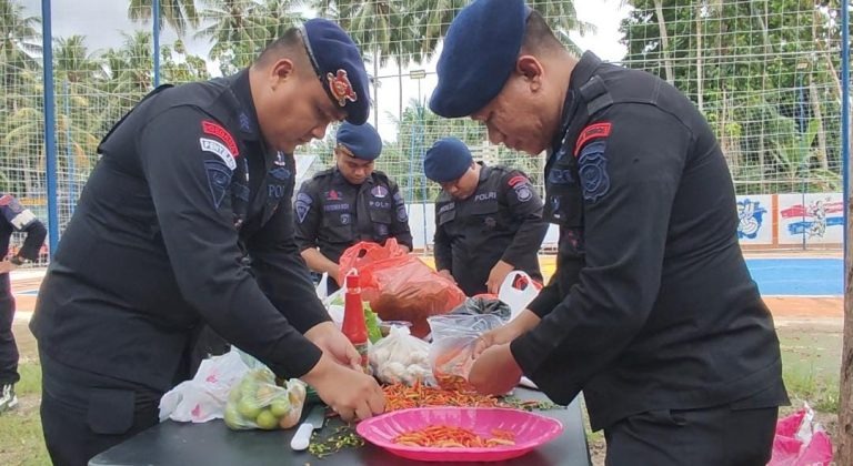 Brimob Polda Gorontalo Dirikan Dapur Umum, Bantu Warga Yang Brimob Polda Gorontalo Dirikan Dapur Umum, Bantu Warga Yang